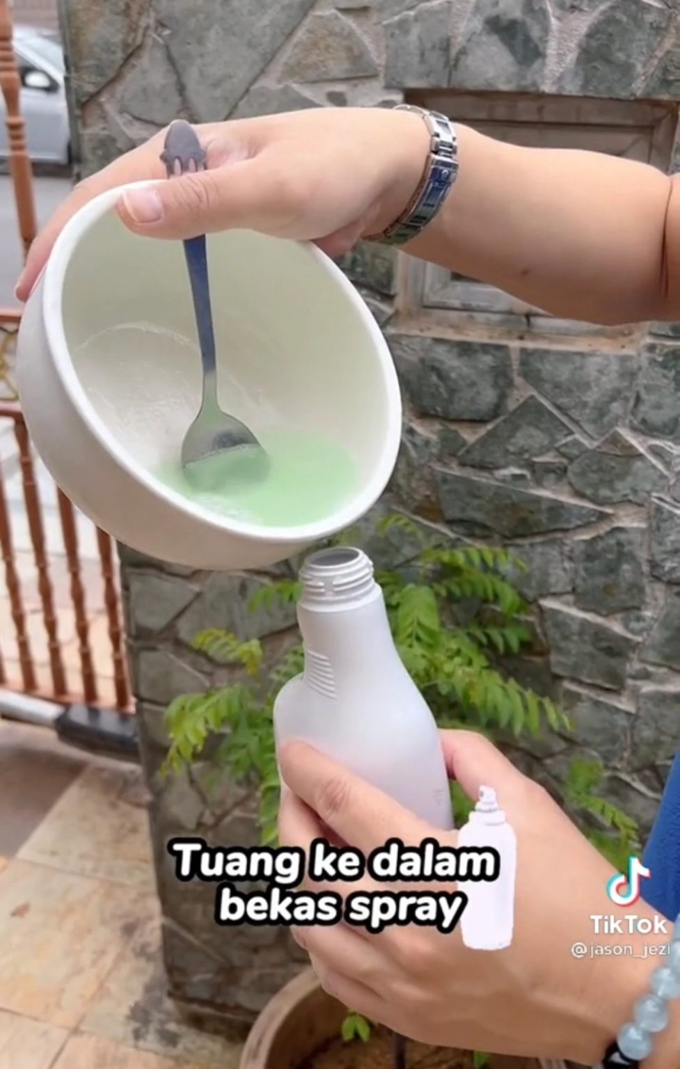 Tip Elak Habuk Melekat Pada Perabot, Sembur & Lap Dengan Air Ini Supaya ...